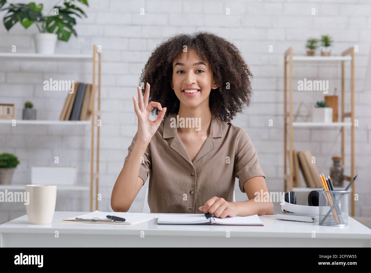 African american sign language hi-res stock photography and images - Alamy