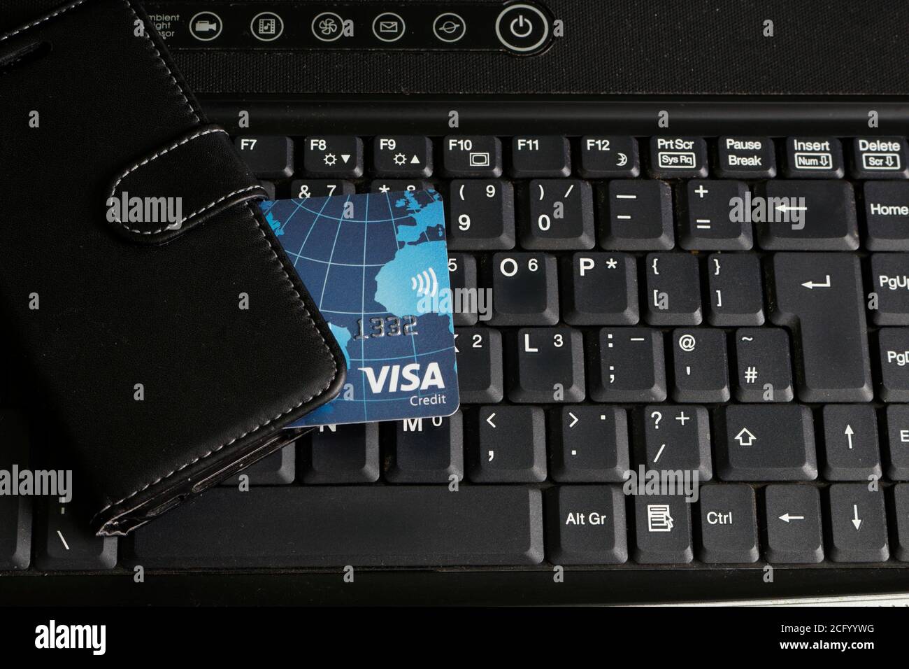 Visa credit card online shopping hi-res stock photography and images ...