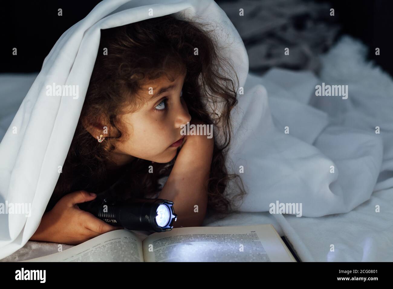Reading bed children flashlight hi-res stock photography and images - Alamy