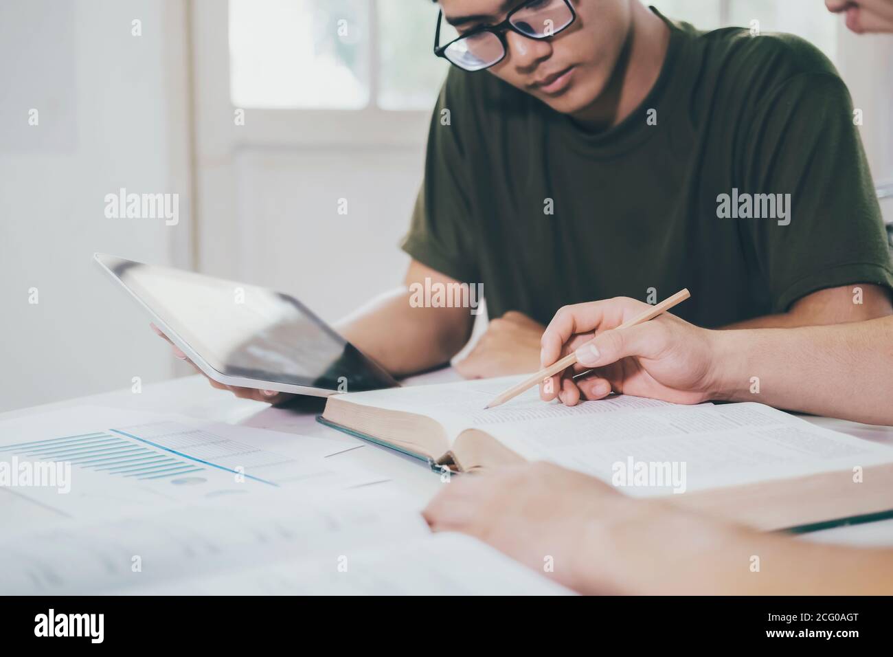 Teenagers taking test classroom hi-res stock photography and images - Alamy