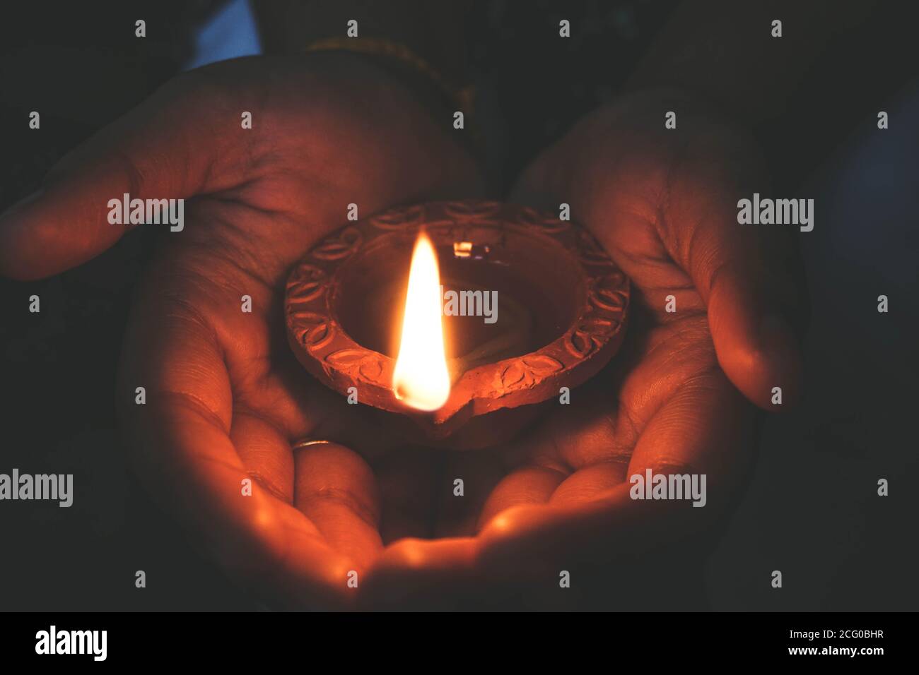 women hand holding oil lamp Stock Photo - Alamy