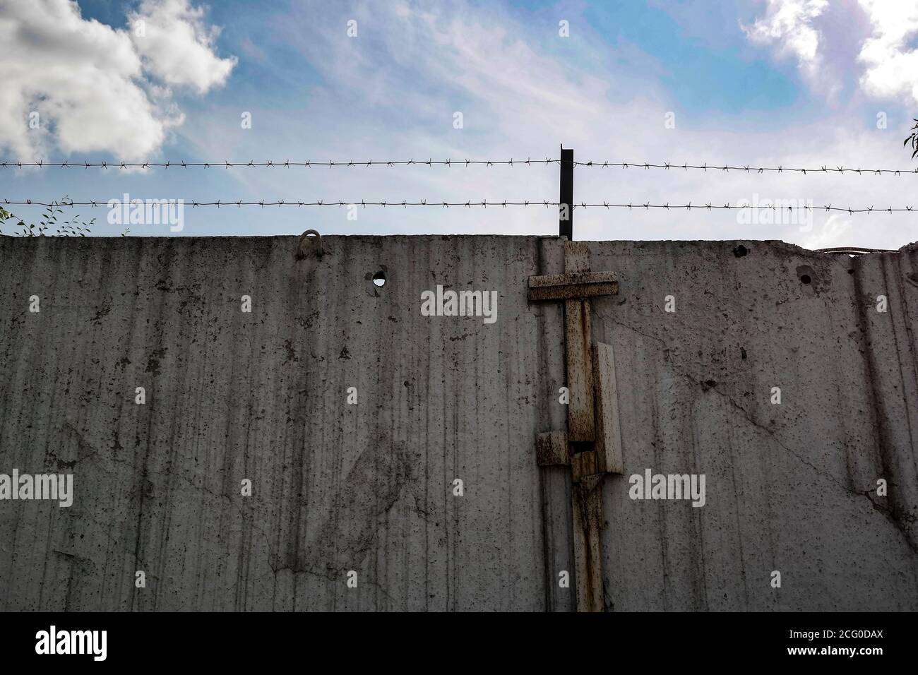 Concrete wall barbed wire hi-res stock photography and images - Alamy