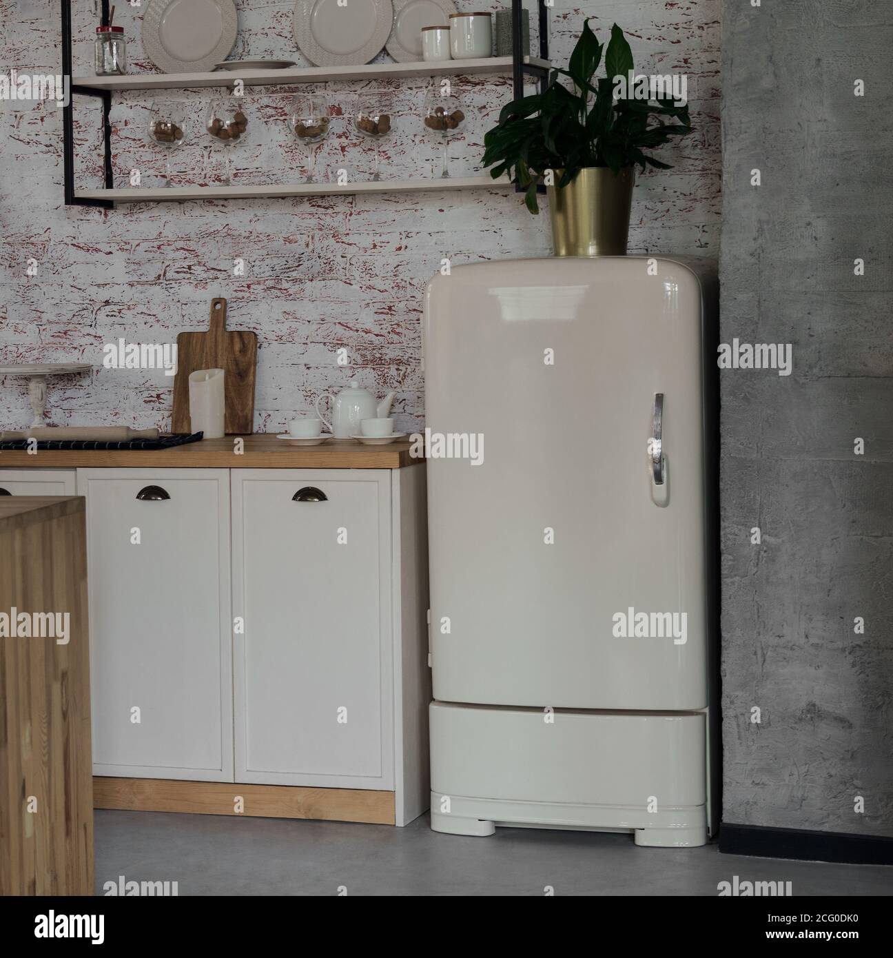 Retro fridge hi-res stock photography and images - Alamy