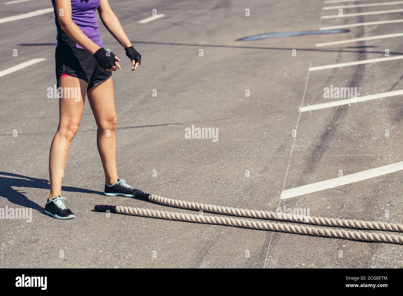 woMen with battle rope battle ropes exercise outdoor Stock Photo - Alamy