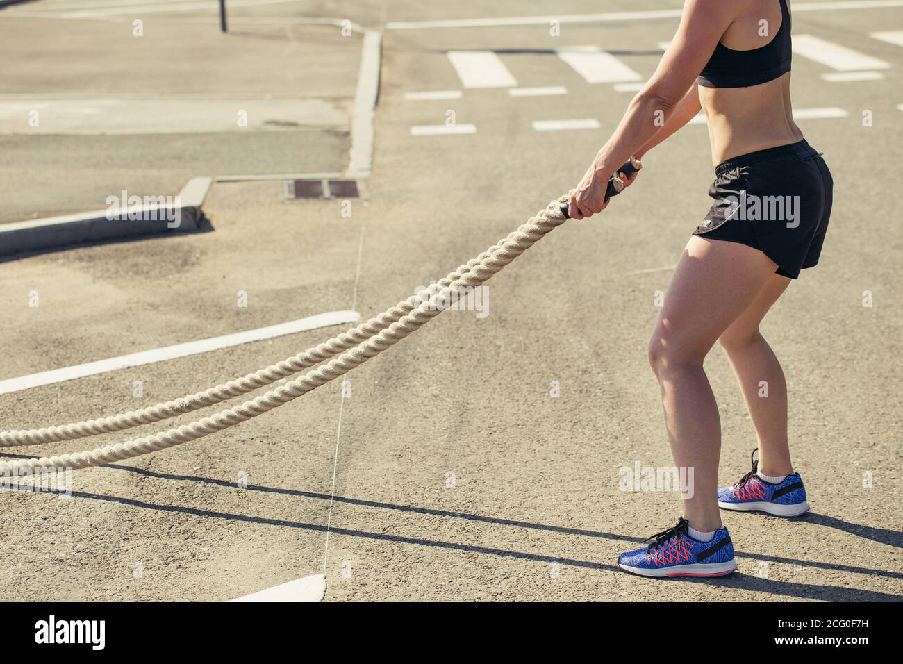 woMen with battle rope battle ropes exercise outdoor Stock Photo - Alamy