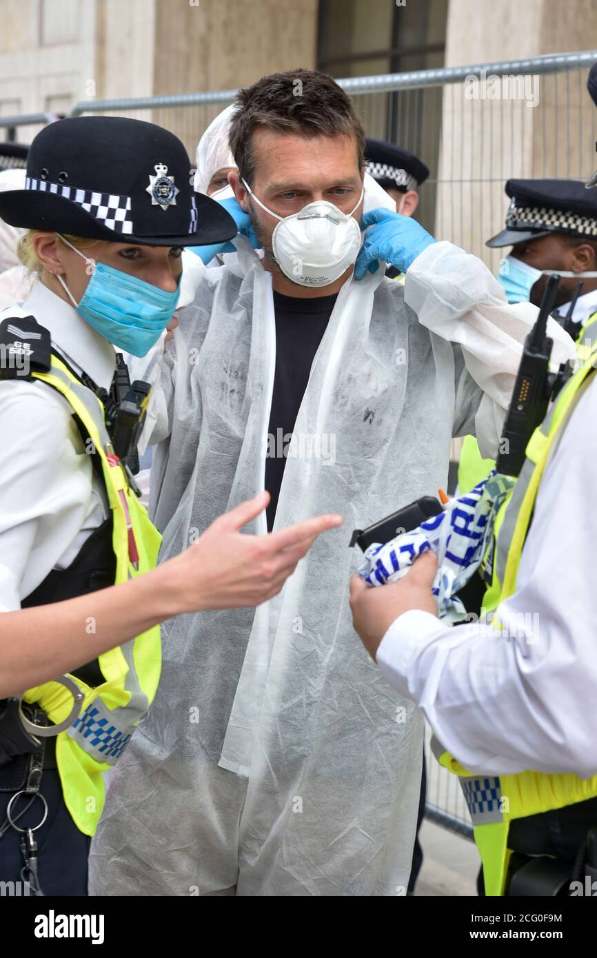 Crime scene investigators outside hi-res stock photography and images ...