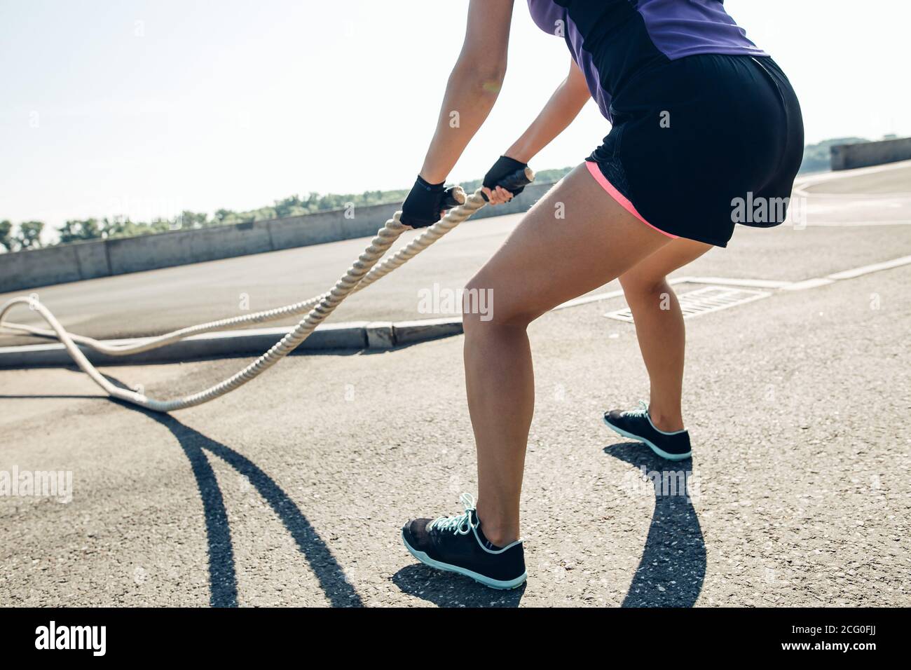 woMen with battle rope battle ropes exercise outdoor Stock Photo - Alamy