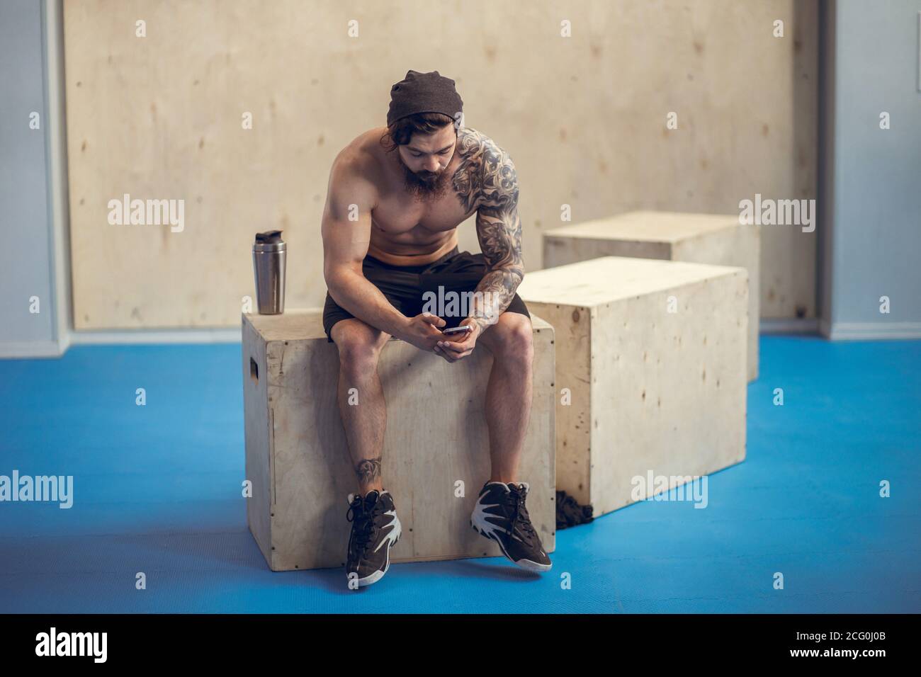 Attractive muscular male bodybuilder leaning hi-res stock photography ...