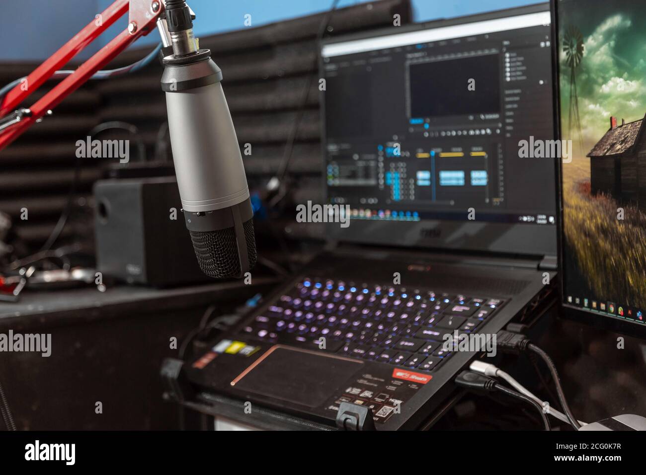 Keyboard piano microphone hi-res stock photography and images - Alamy