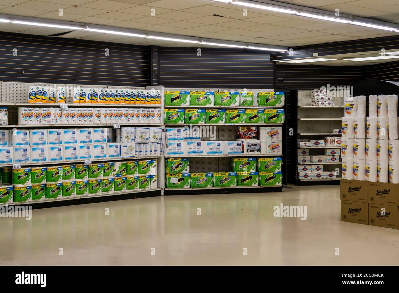 Toilet paper aisle hi-res stock photography and images - Alamy