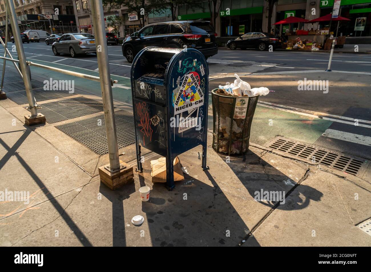 Us postal service collection box hi-res stock photography and images ...