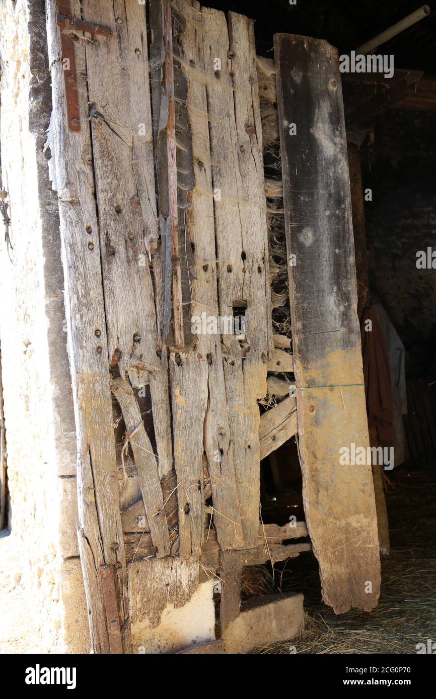 Rotten doors hi-res stock photography and images - Alamy