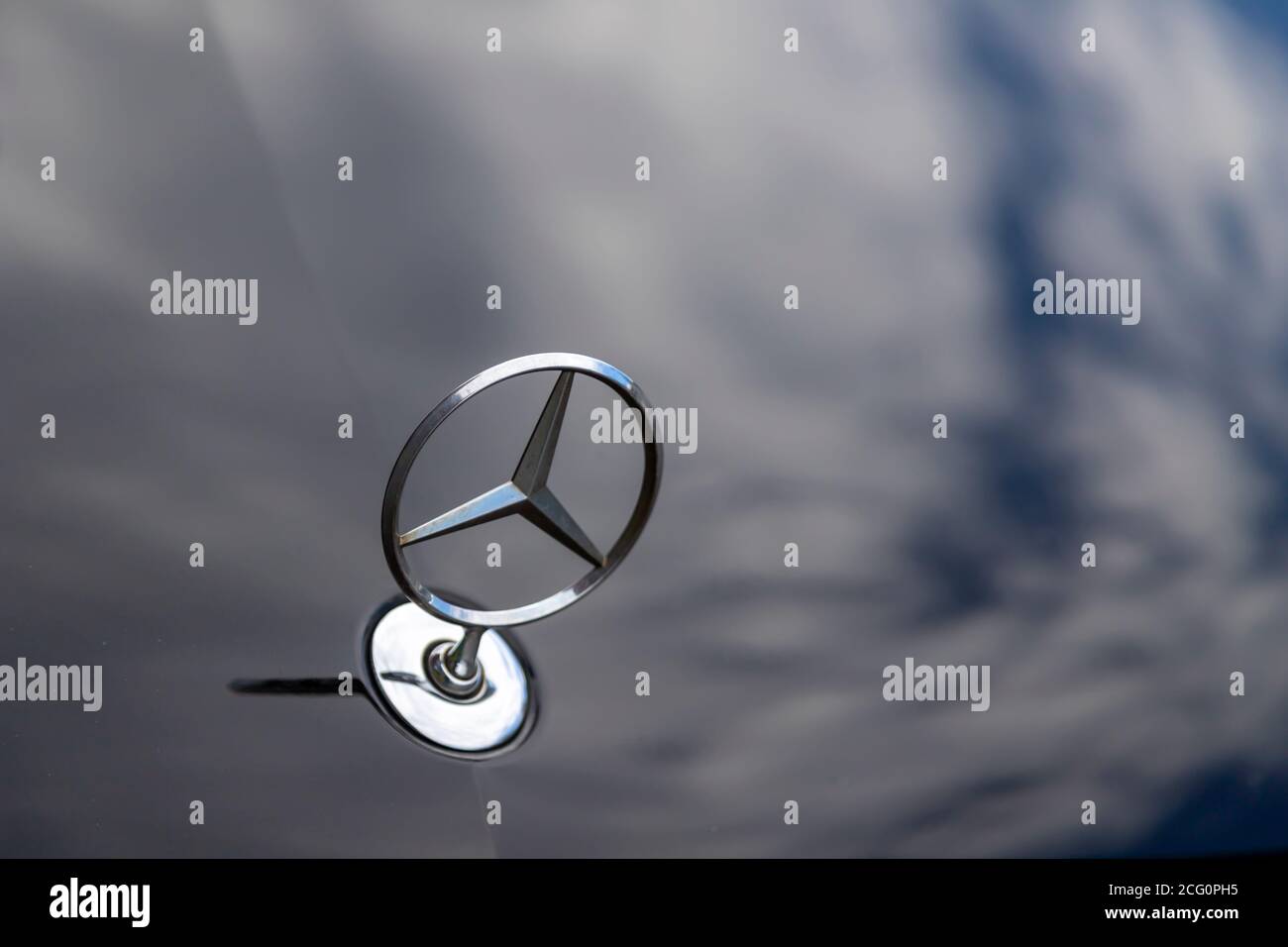 Mercedes star badge hi-res stock photography and images - Alamy