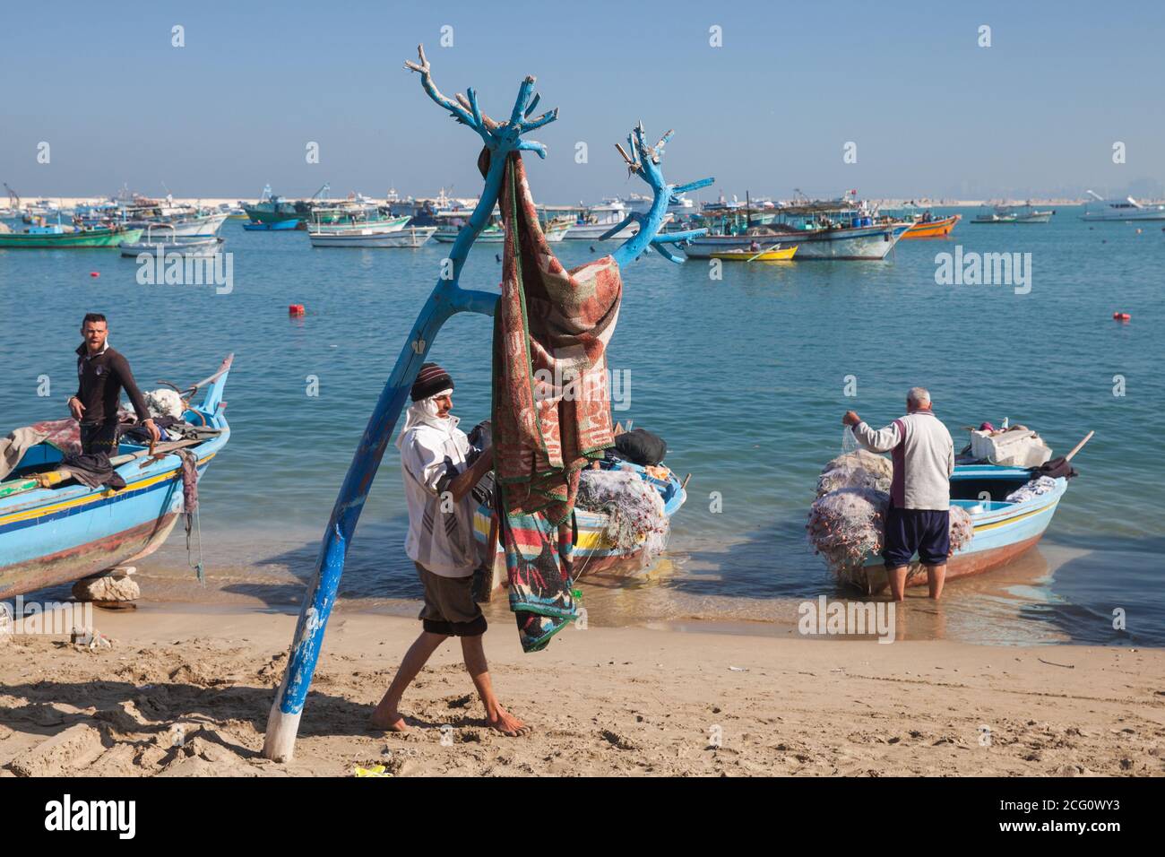 Traditional arab fishing boat rowing hi-res stock photography and ...