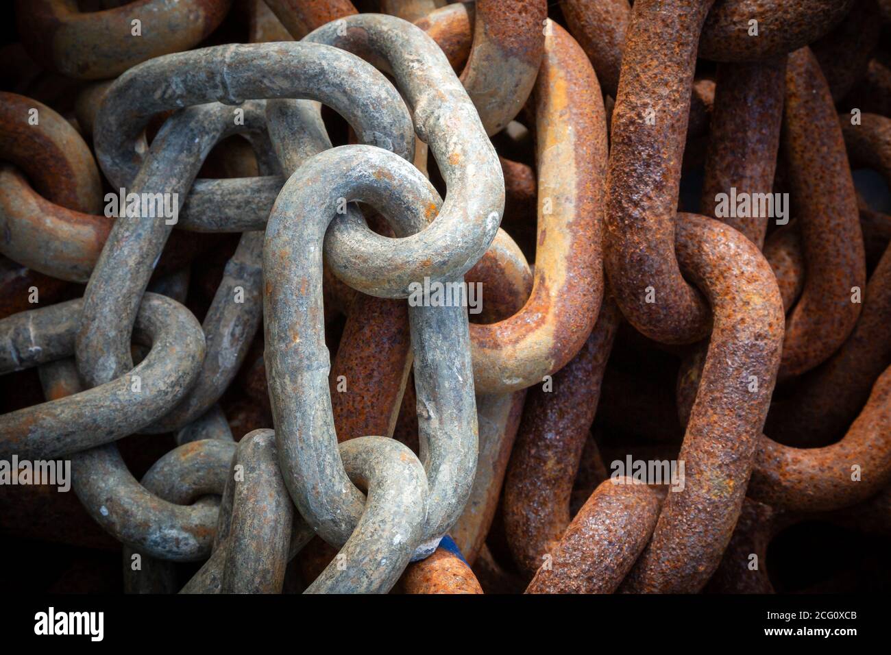 A close up of old rusty metal chain links Stock Photo - Alamy