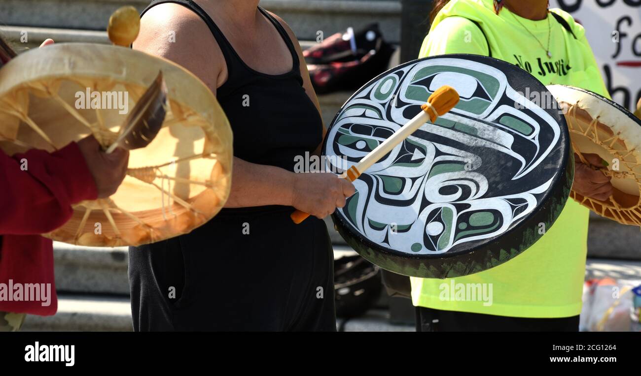 Canada aboriginal drumming hi-res stock photography and images - Alamy