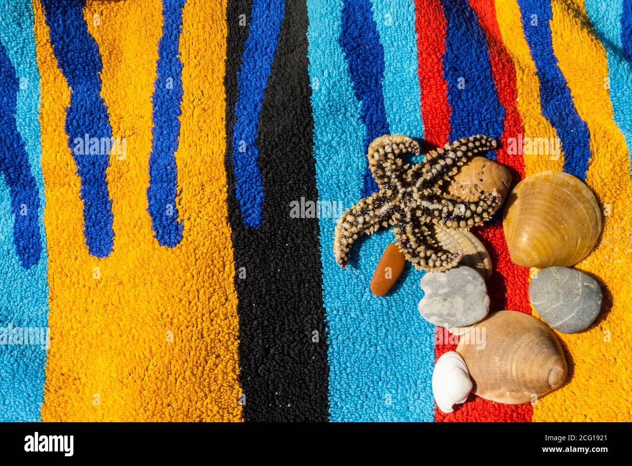 Beach towel with shells and starfish Stock Photo - Alamy