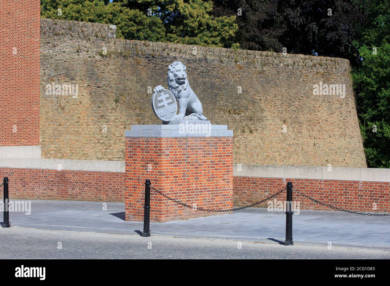 Close-up of one of the two lions in front of the Menin Gate guarding ...