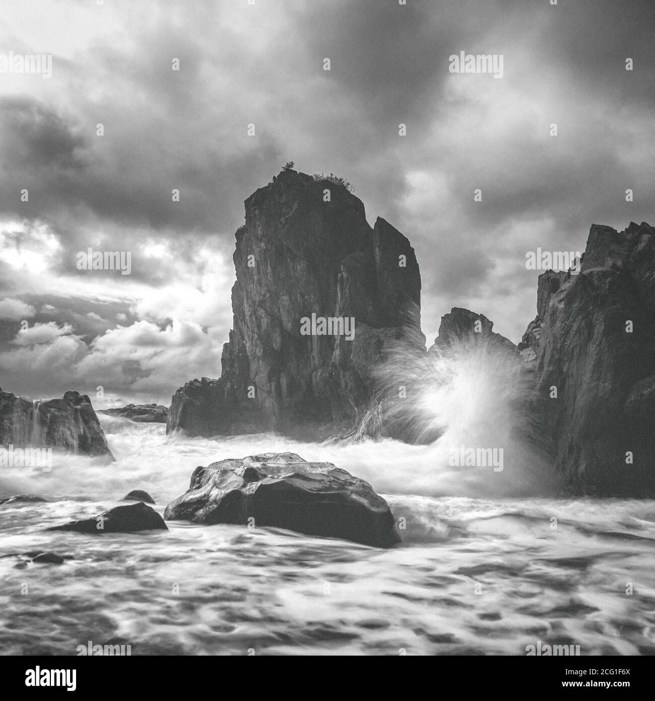 Water crashing the boulders hi-res stock photography and images - Alamy