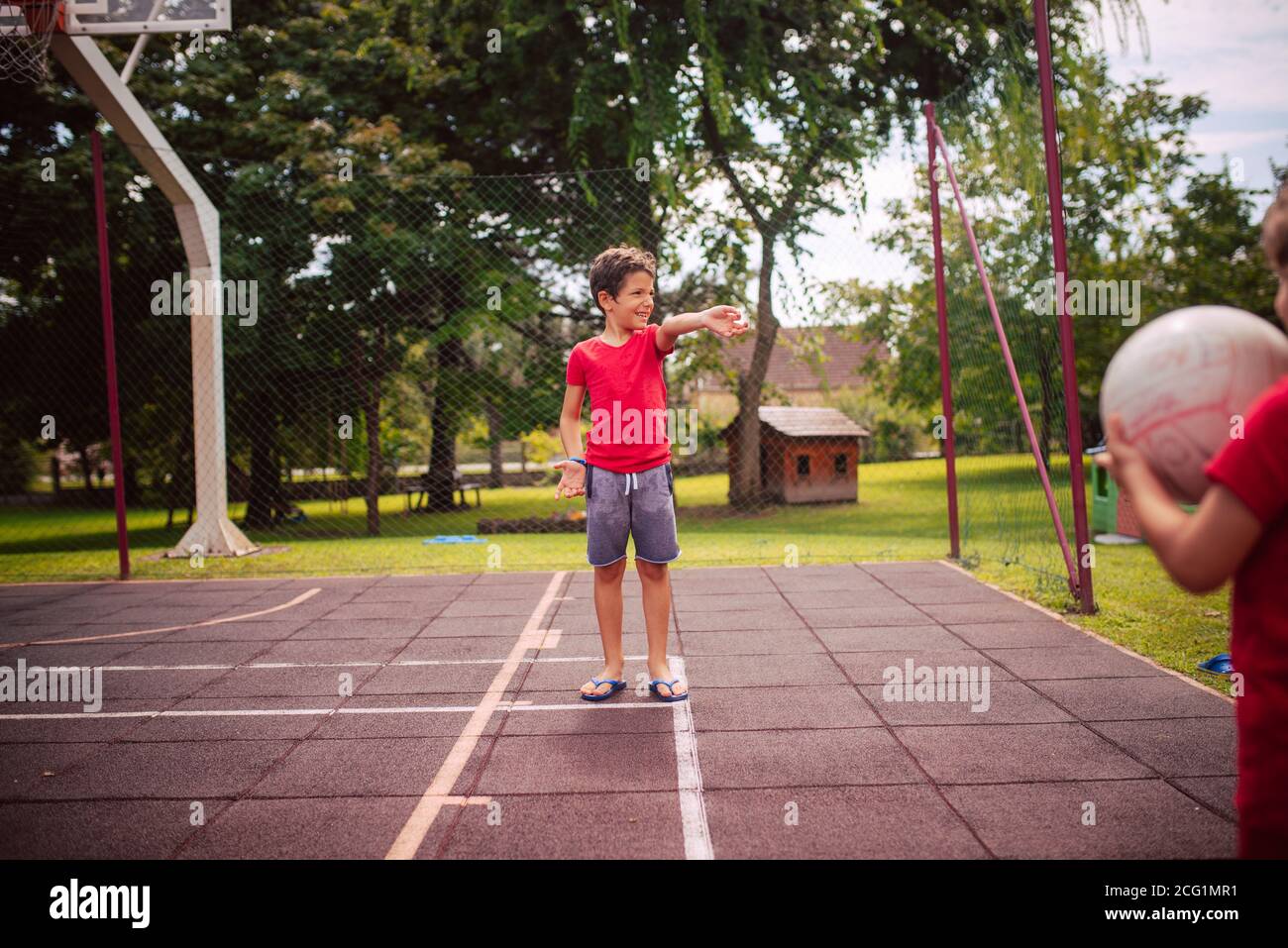 Primary school children playing basketball hi-res stock photography and ...
