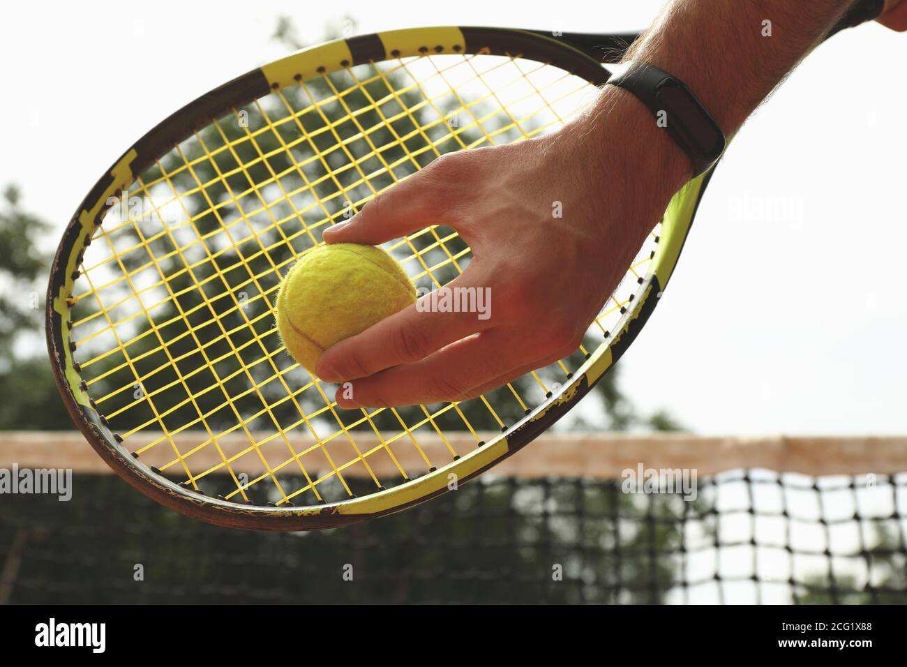 Male hand holding tennis racket hi-res stock photography and images - Alamy