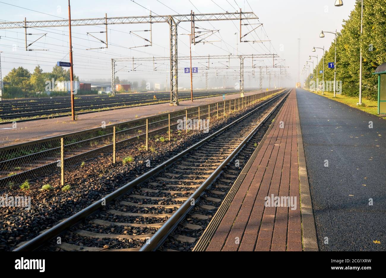 Empty railway platform hi-res stock photography and images - Alamy