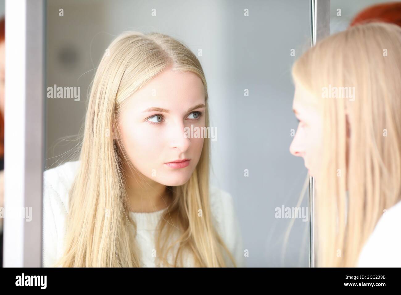 Model studio mirror smiling hi-res stock photography and images - Alamy
