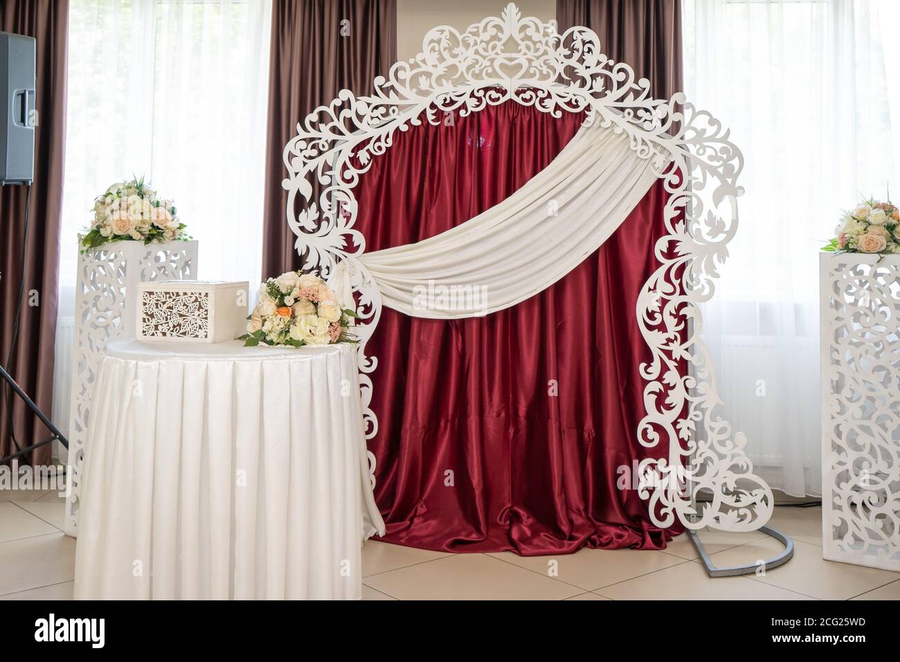 Wedding decoration arc romantic white Stock Photo - Alamy