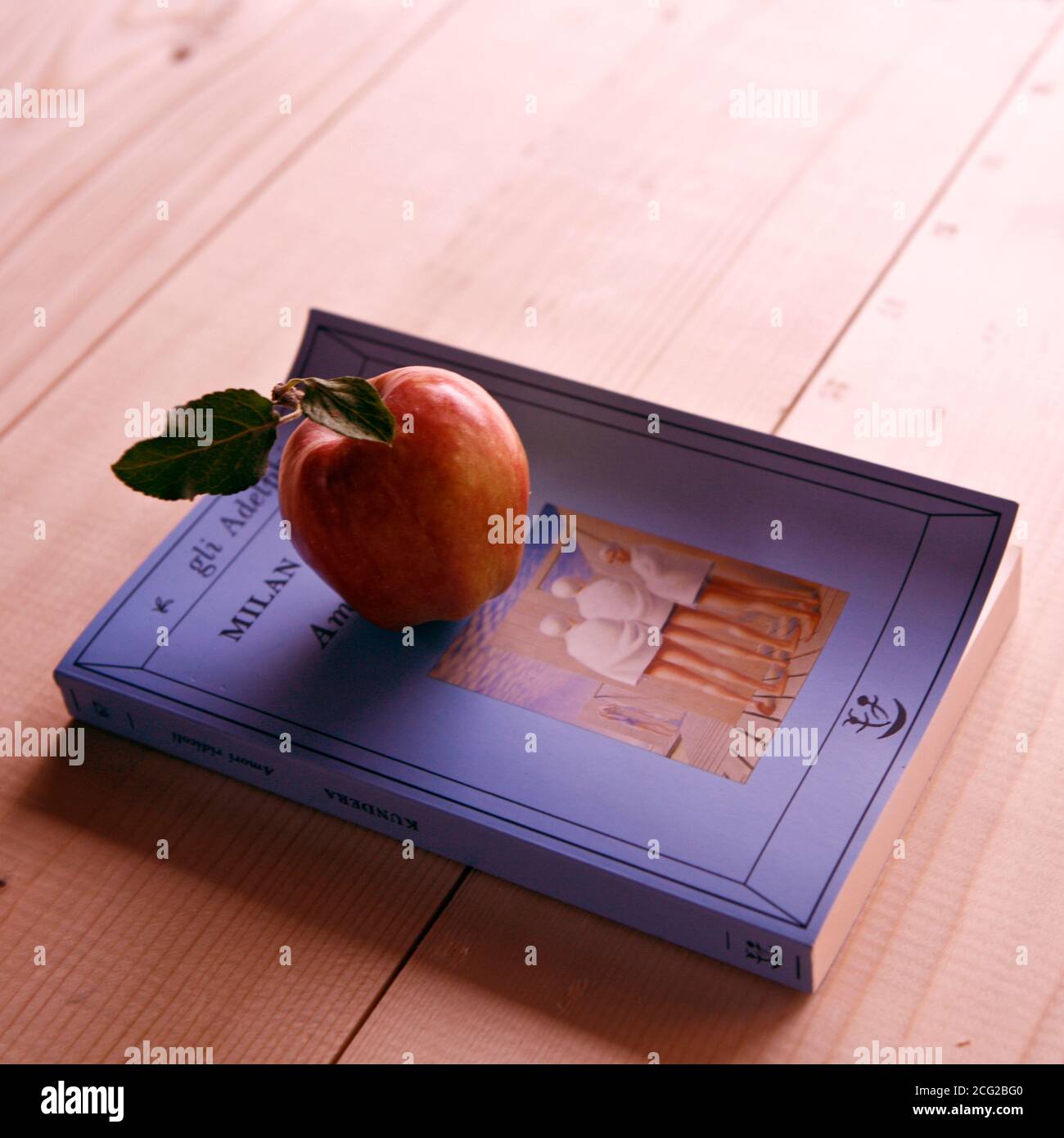 apple and book Stock Photo - Alamy