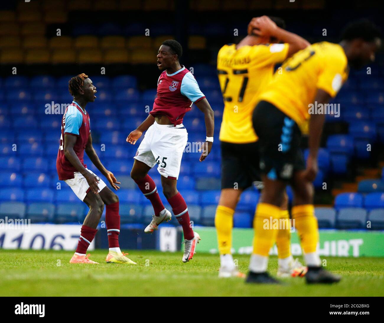 Efl trophy hi-res stock photography and images - Alamy