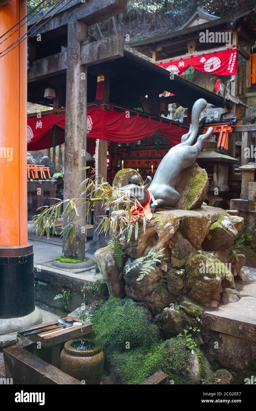 Kitsune, Shinto Fox, fountain at Fushimi Inari-taisha (伏見稲荷大社) shrine ...