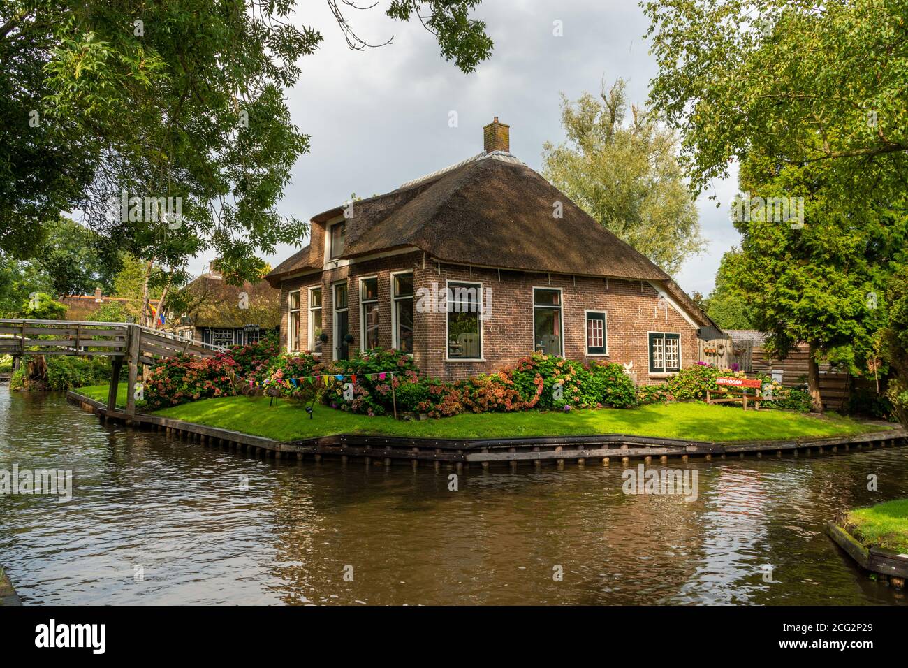 House surrounded by water hi-res stock photography and images - Alamy