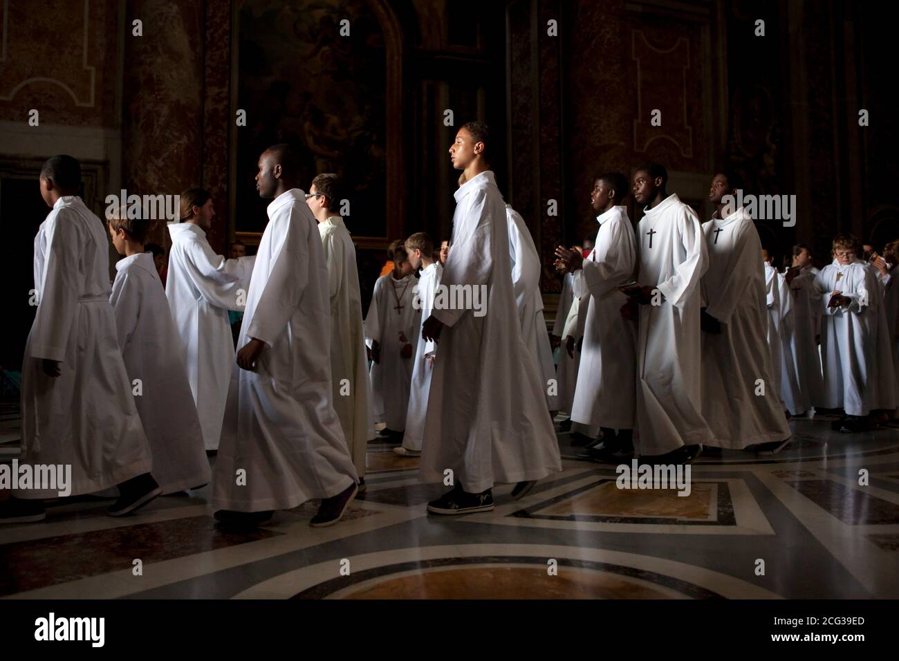 VATICAN CITY - More than 1200 french catholic pilgrims visiting the ...