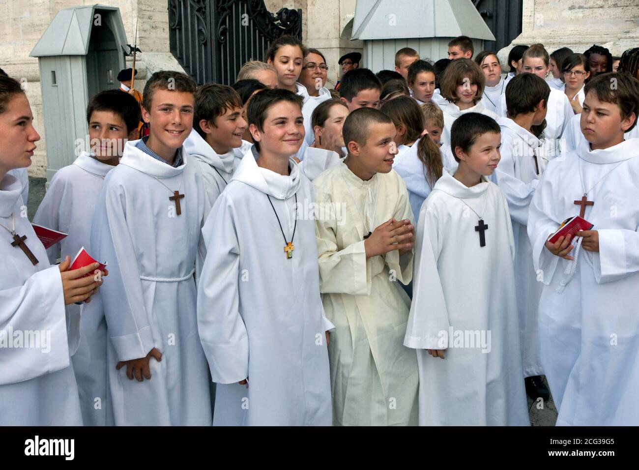 VATICAN CITY - More than 1200 french catholic pilgrims visiting the ...