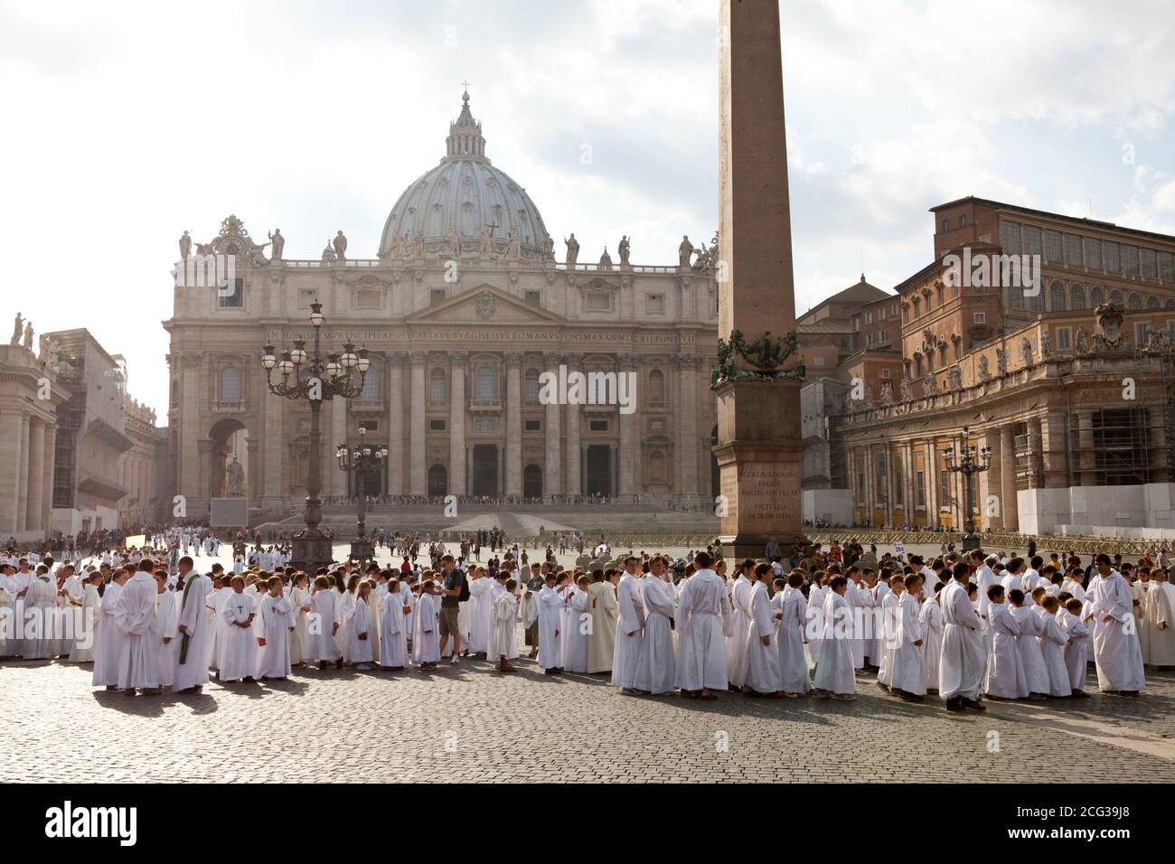 VATICAN CITY - More than 1200 french catholic pilgrims visiting the ...