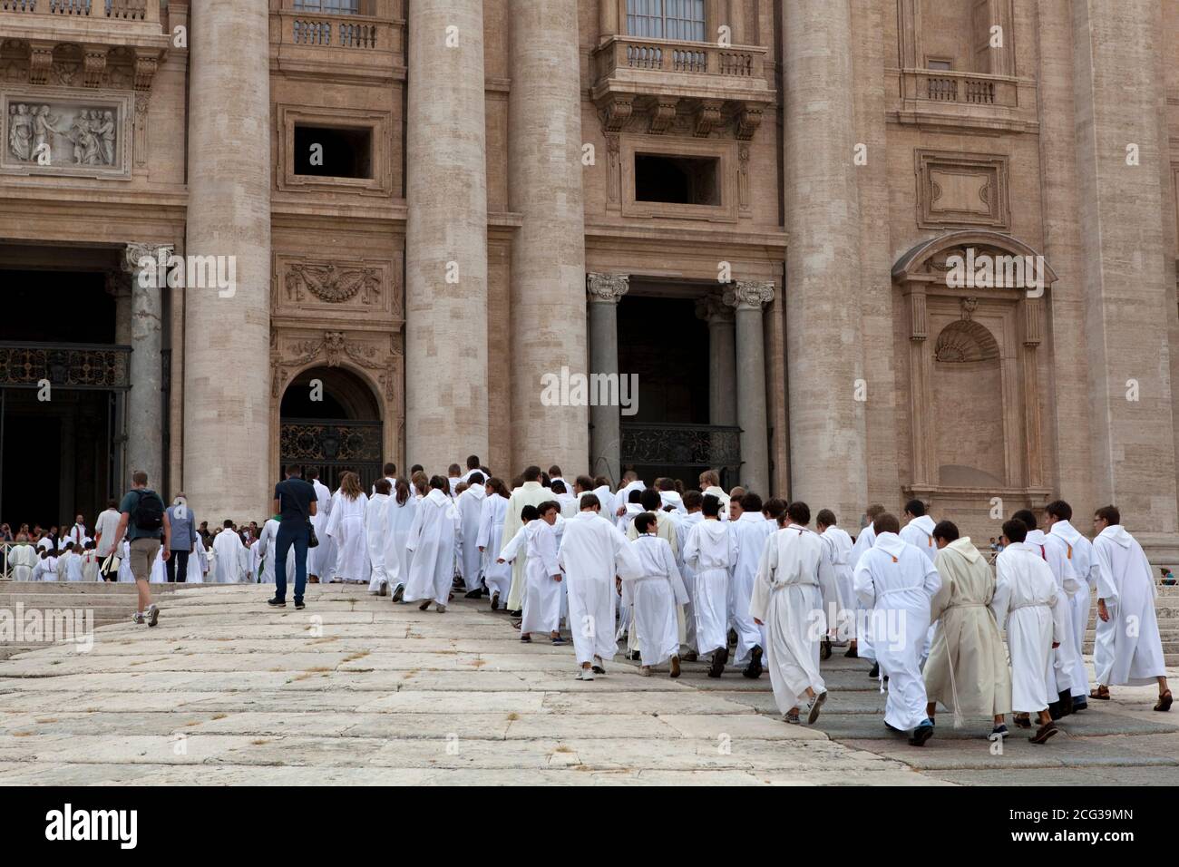 VATICAN CITY - More than 1200 french catholic pilgrims visiting the ...