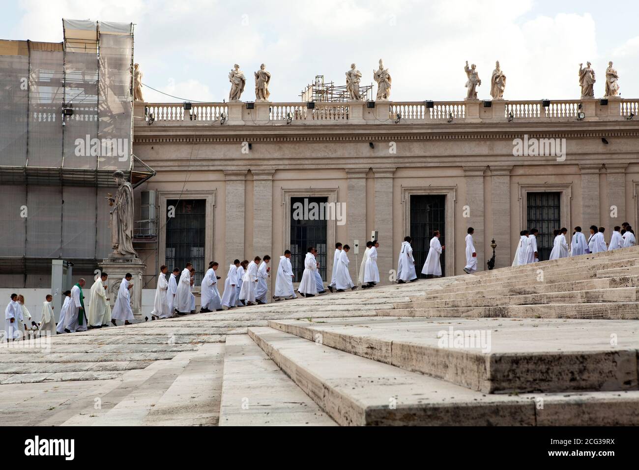 VATICAN CITY - More than 1200 french catholic pilgrims visiting the ...