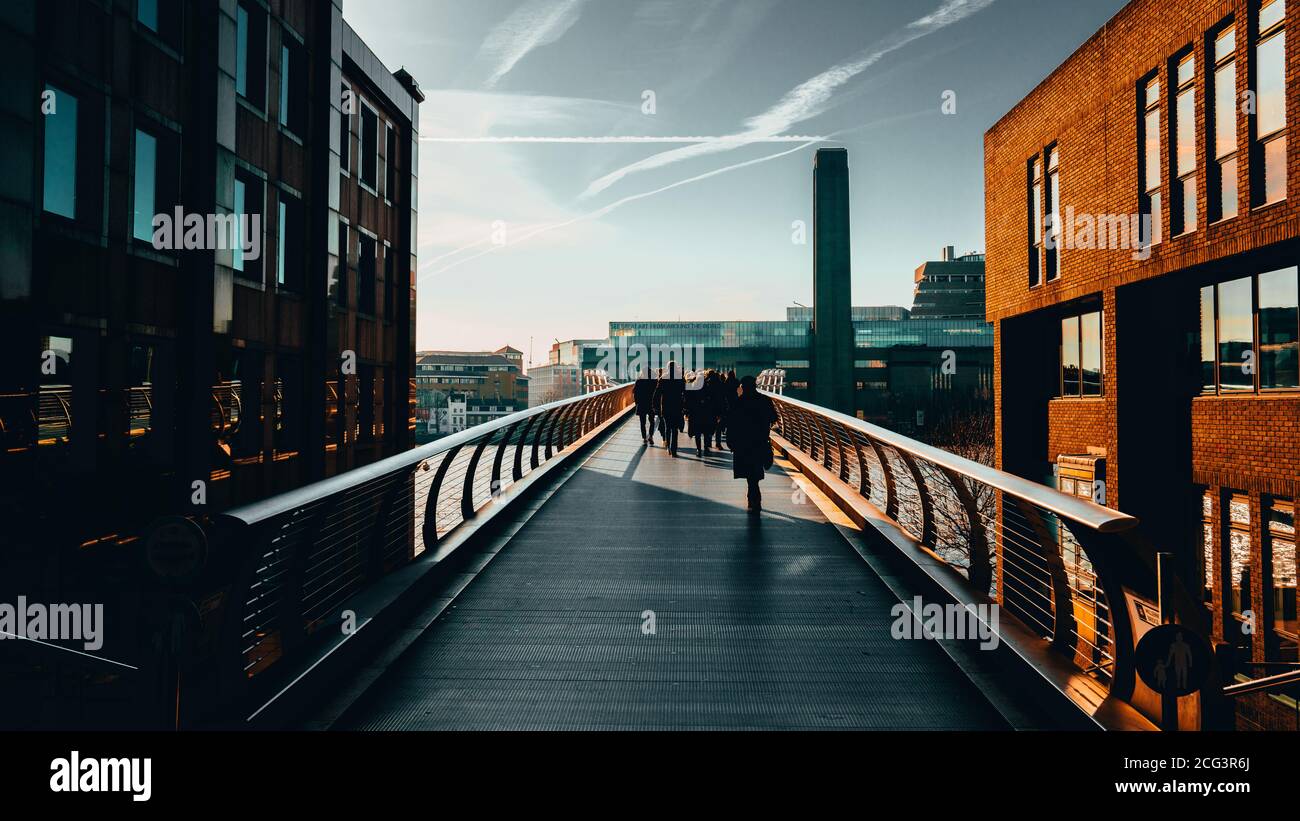 Bridge to the Tate modern Stock Photo - Alamy