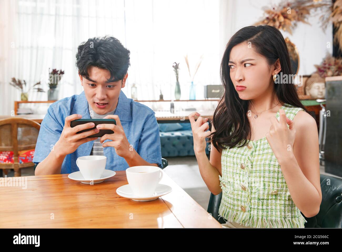 Couple arguing restaurant hi-res stock photography and images - Alamy