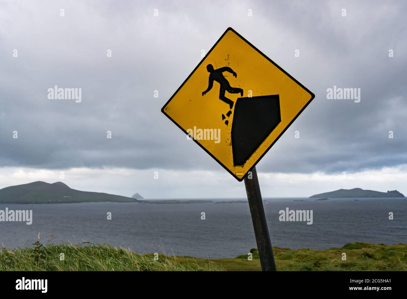 Caution falling cliffs warning sign hi-res stock photography and images ...