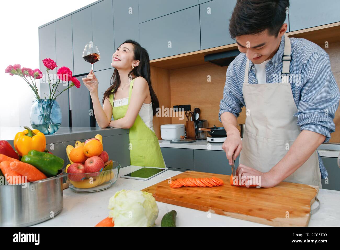 Happy couples of cooking in the kitchen Stock Photo - Alamy