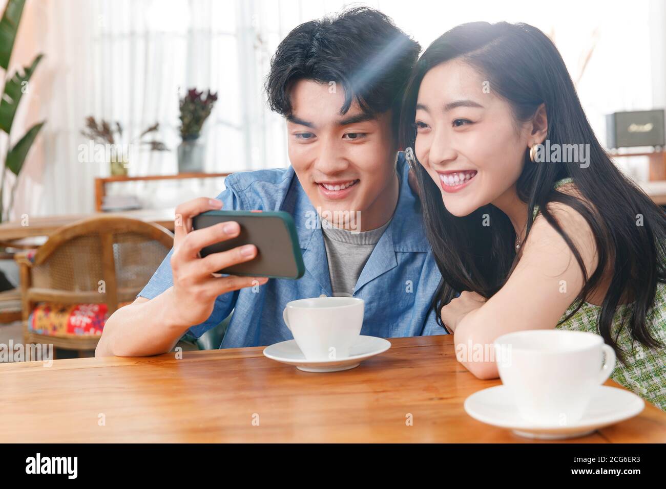Men playing mobile games hi-res stock photography and images - Alamy