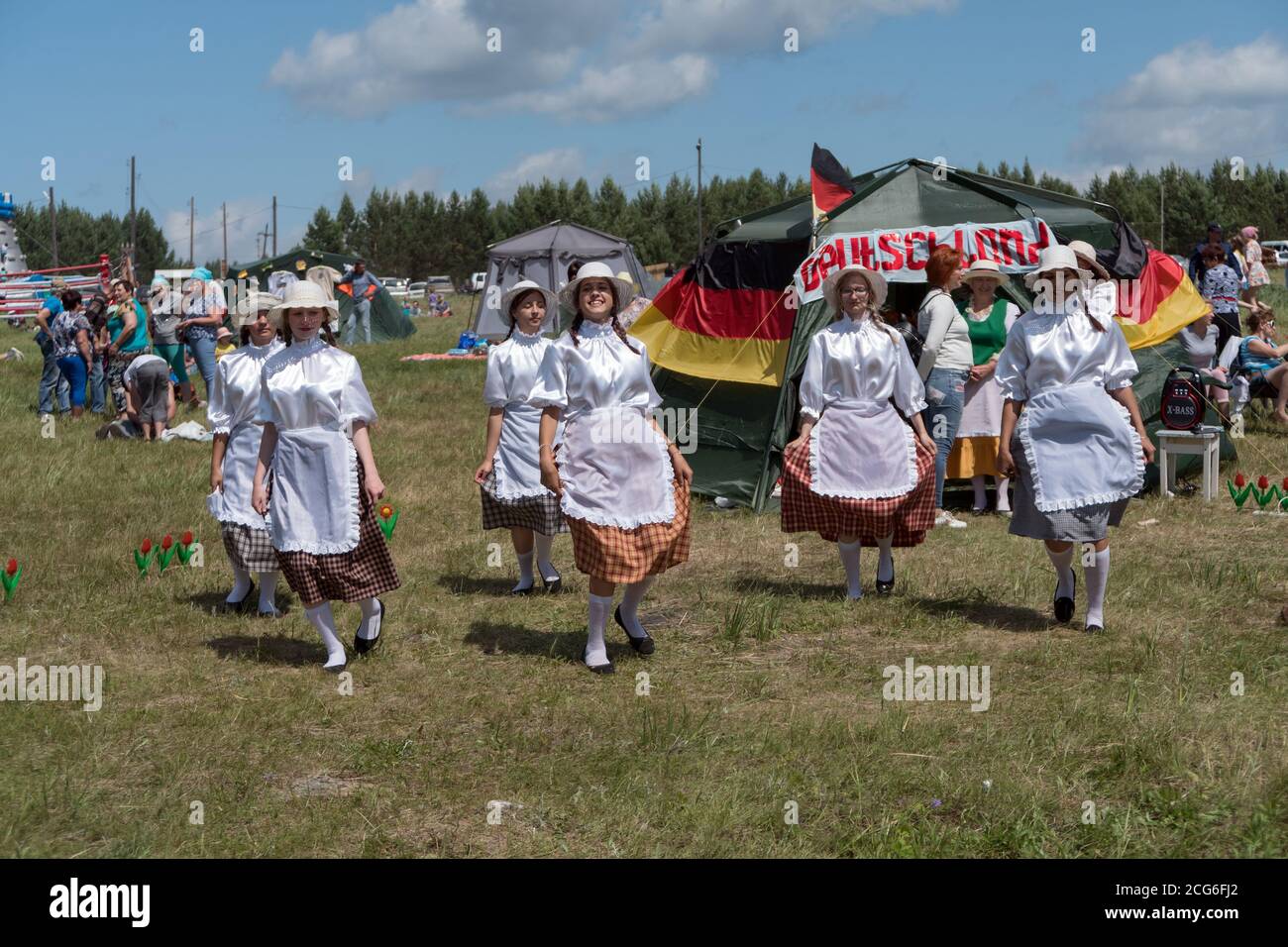 German traditional dress woman hi-res stock photography and images - Alamy
