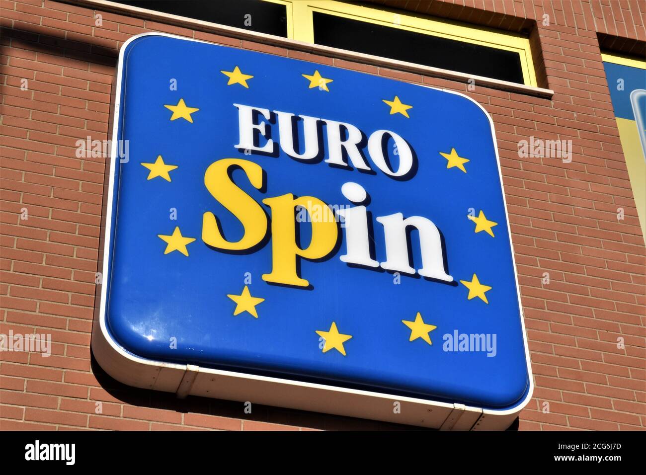 THE SIGN OF THE EURO SPIN FOOD MEGA STORE Stock Photo - Alamy