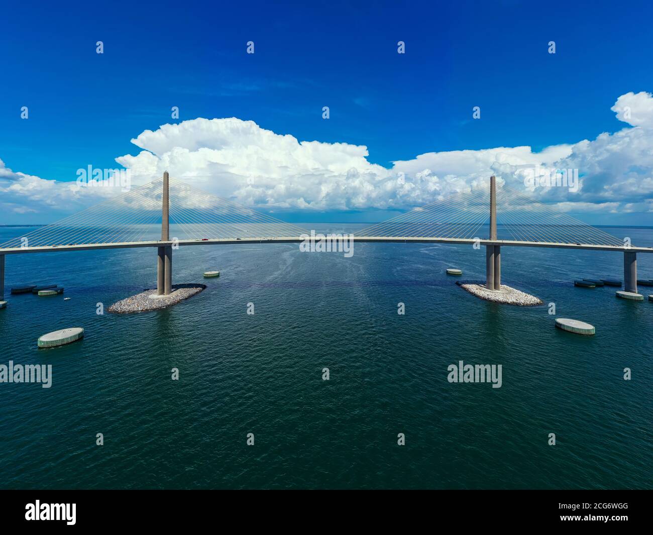 Cable suspended hi-res stock photography and images - Alamy