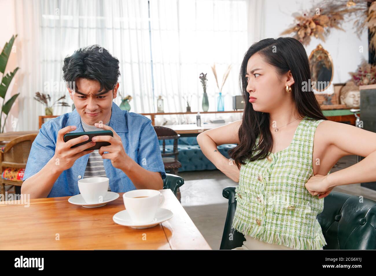 Couple arguing restaurant hi-res stock photography and images - Alamy