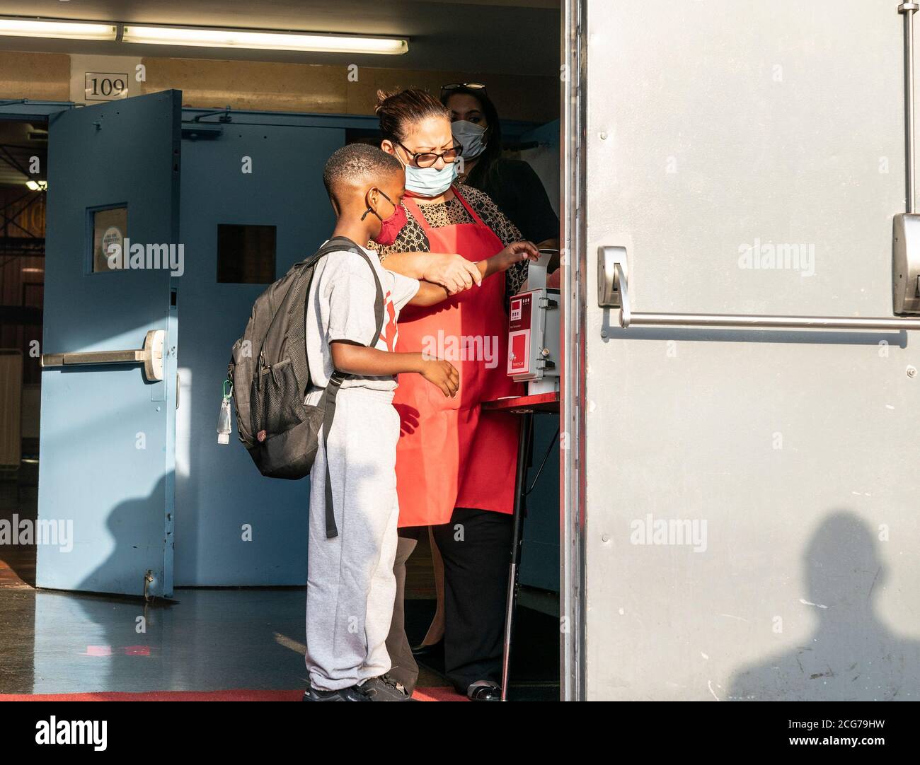 Children entering school building hi-res stock photography and images ...