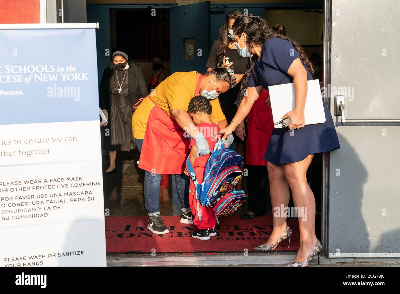 Children entering school building hi-res stock photography and images ...