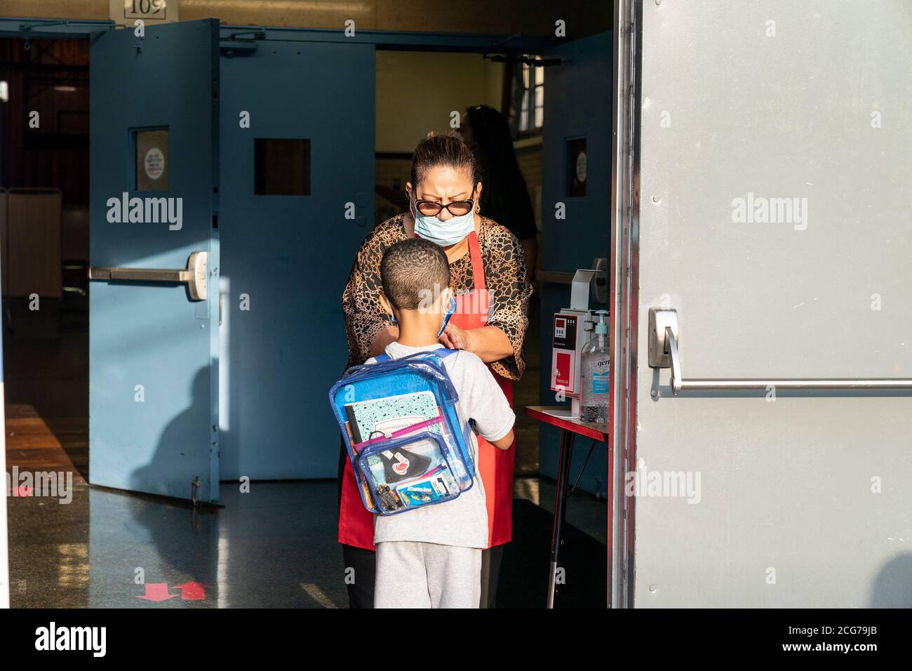 Children entering school building hi-res stock photography and images ...