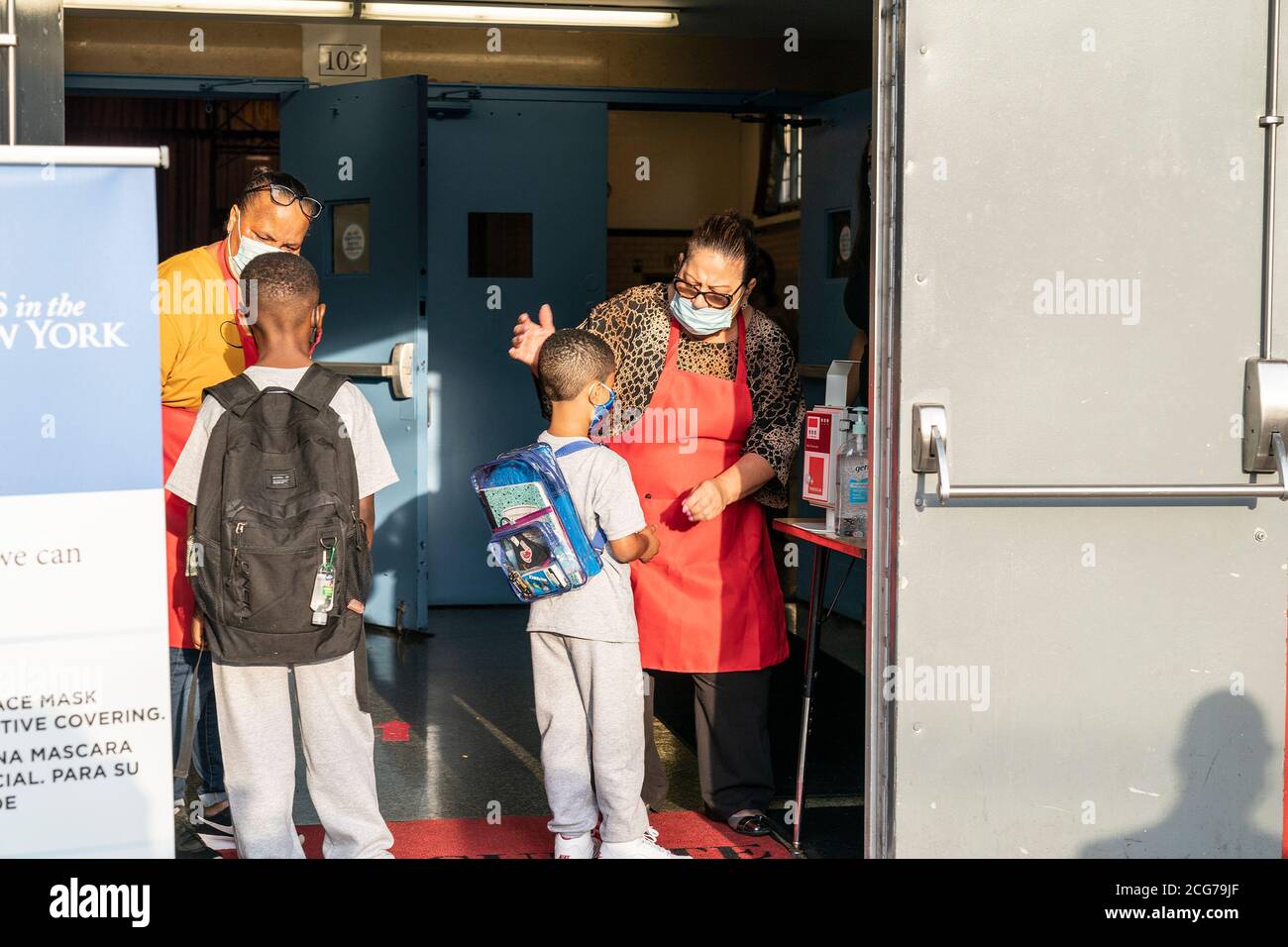 Children entering school building hi-res stock photography and images ...